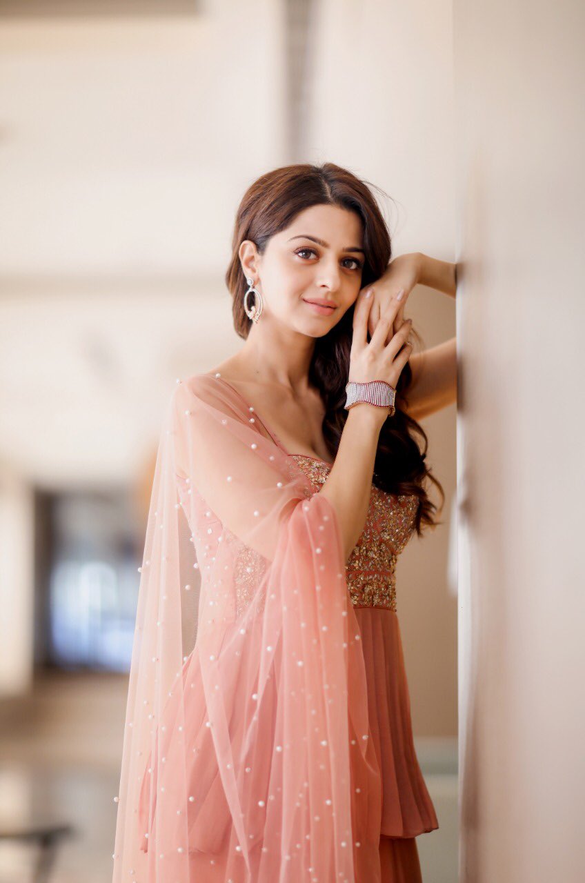Vedhika - Kerala9.com