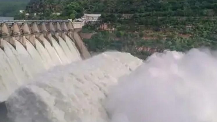 Mullaperiyar Dam opened; Three spillway shutters were raised - Kerala9.com