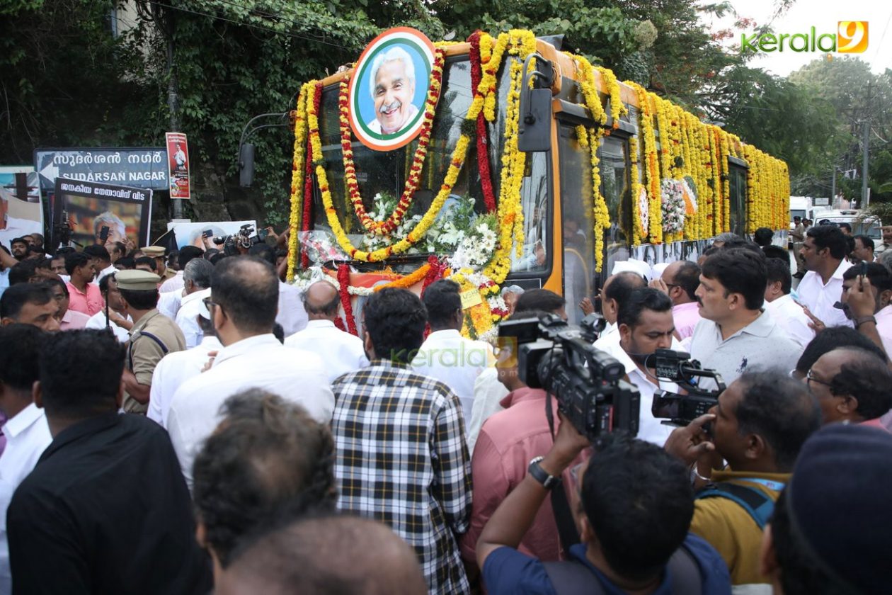 Oommen Chandy Funeral Photos ; Photos show the deep respect that Chandy ...